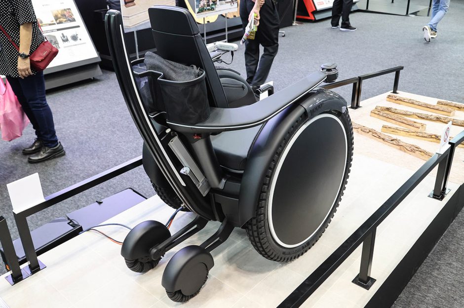 【H.C.R. 2023 レポート】トヨタの電動車いす「JUU」の実演。段差も乗り越えられる！／Believe JapanBelieve – ビリーヴ ジャパン